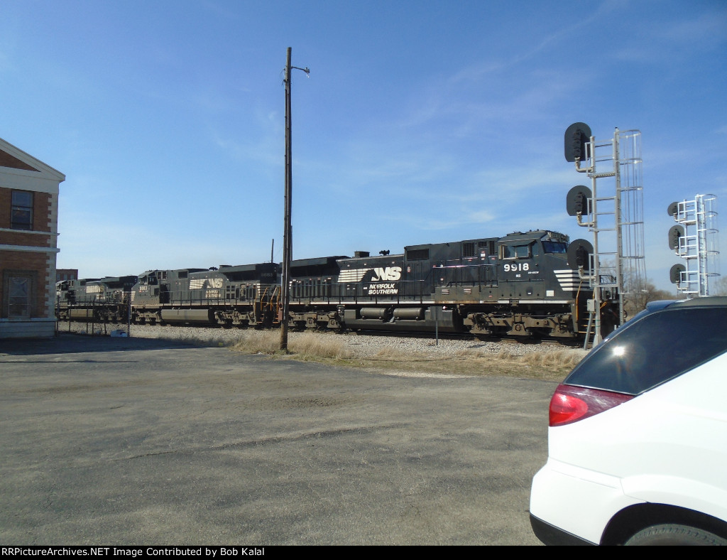 Eastbound NS 9918 & 9883